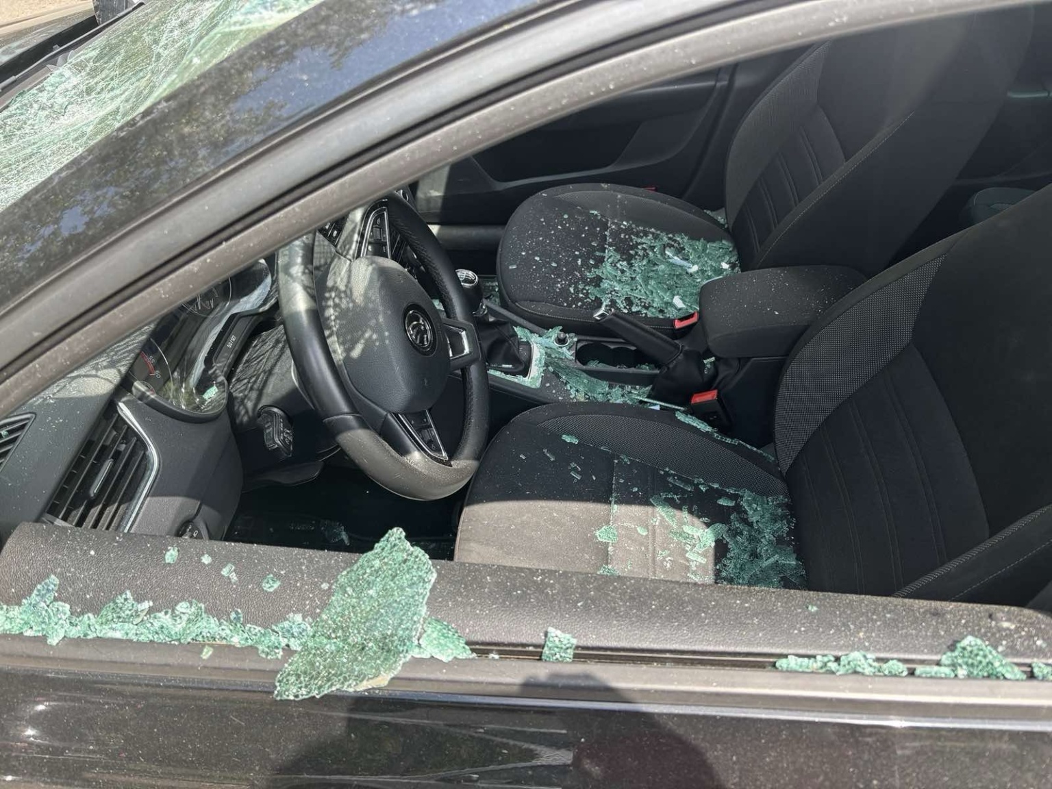 Vandalizovan automobil sina Dinka Gruhonjića u Novom Sadu
